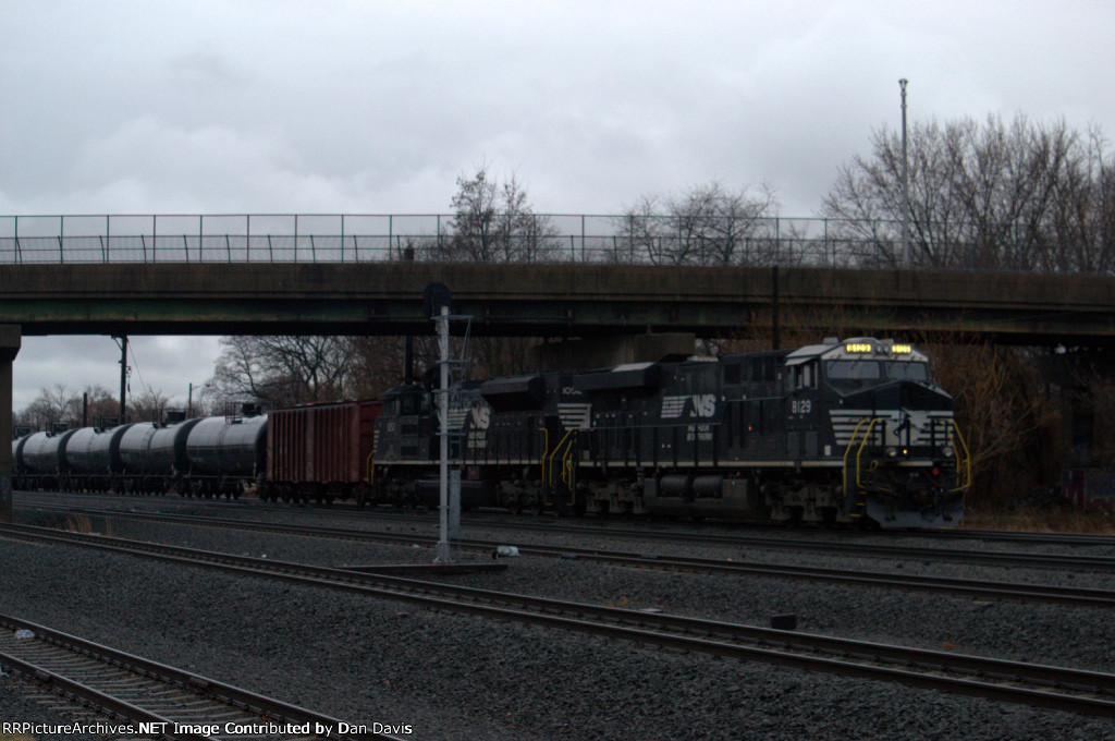 NS ES44AC 8129 leads WPFC-81